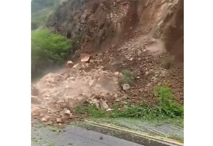 Impactante deslizamiento del Cerro Ziruma